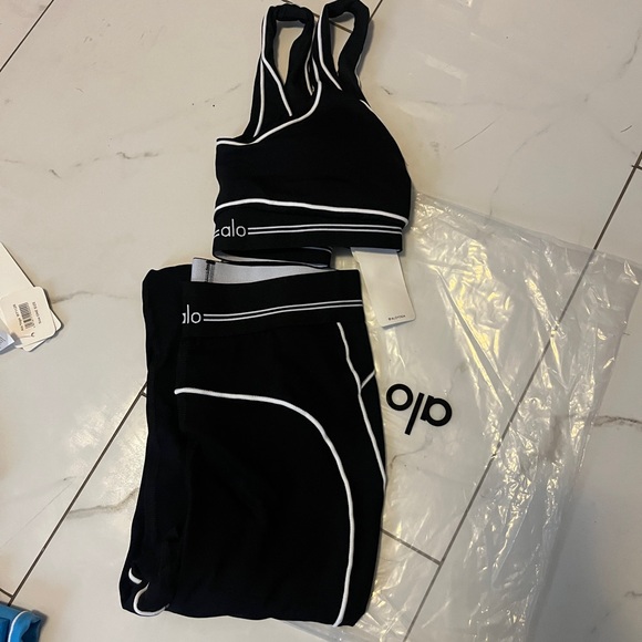ALO Yoga | Intimates & Sleepwear | Alo Yoga Black And White Sports Bra ...